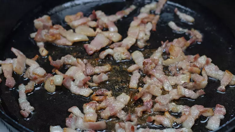 izingcezu ze-bacon ku-skillet