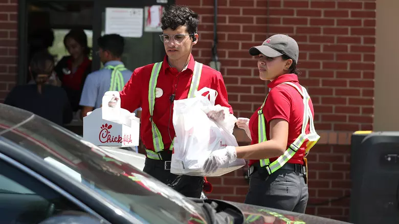 chick-fil-a arbeiders bij de drive-through