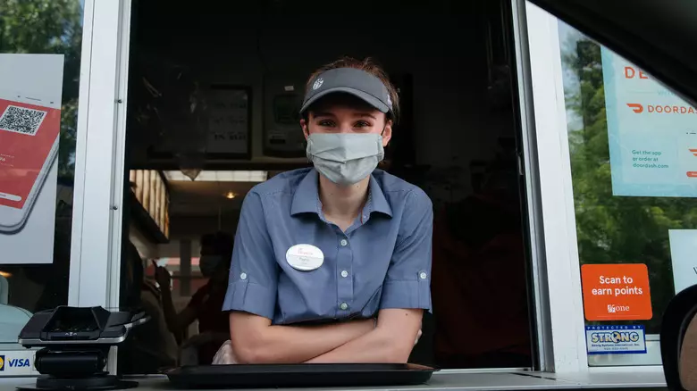 funcionário sorridente da Chick-fil-A no drive-thru