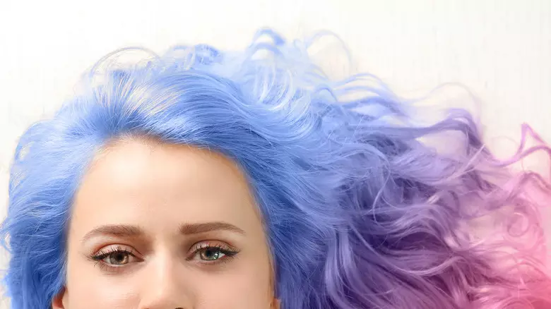 blauwe en roze ombre haarverf op een vrouw