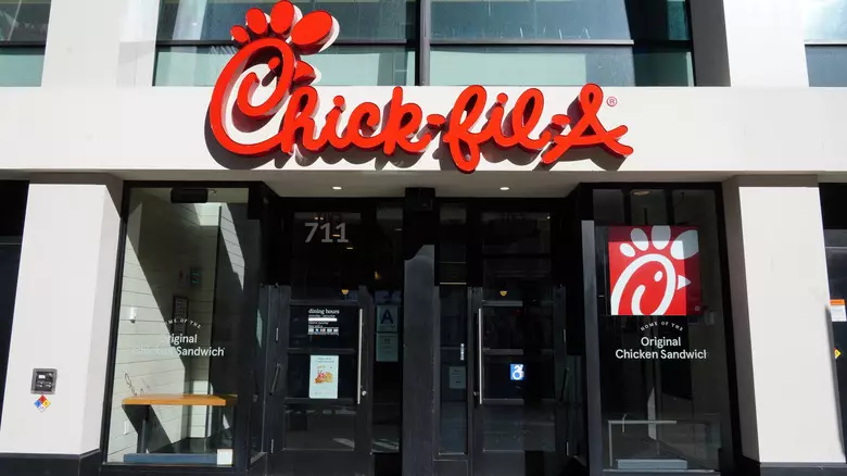 chick-fil-a locatie met Original Chicken Sandwich bord