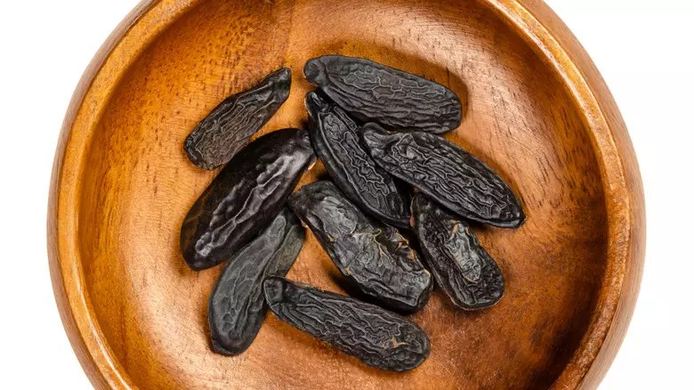 Tonka beans sa mangkok na gawa sa kahoy