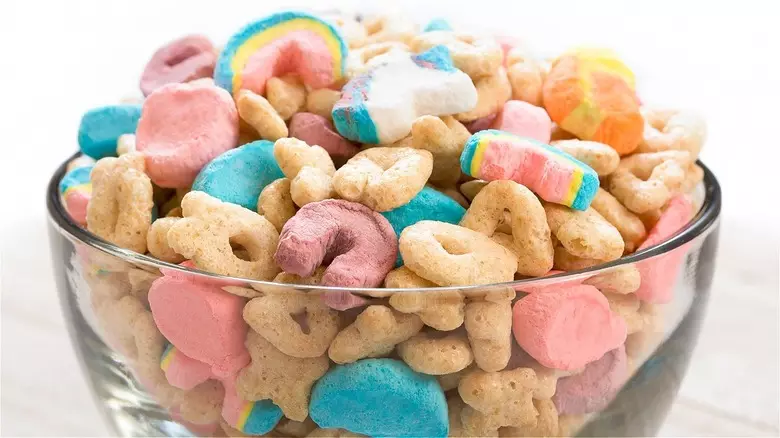 Cereal Lucky Charms en cunca de vidro