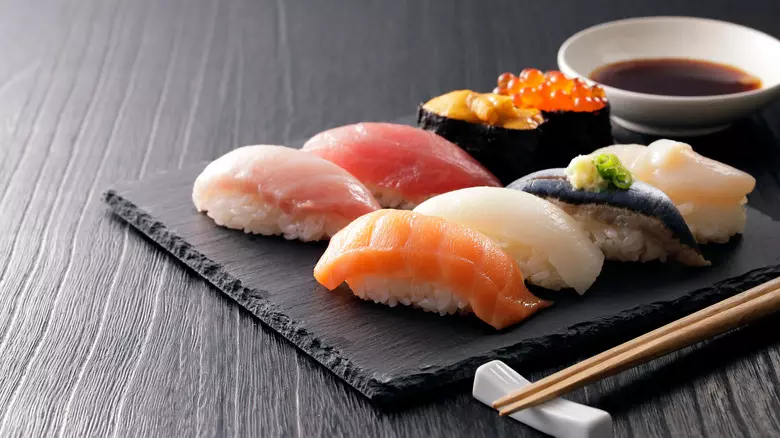 Soorten sushi op een zwarte schotel