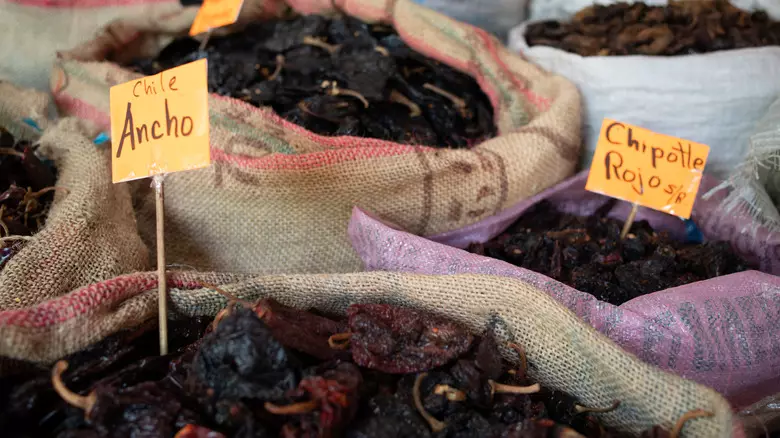 Chiles ancho a granel em sacos de serapilheira