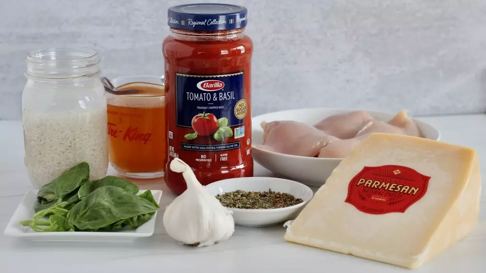 Ingredientes para uma panela tomate manjericão frango e arroz