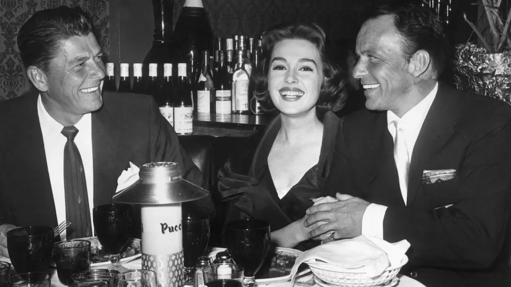 Sinatra bersama Barbara Rush dan Ronald Reagan