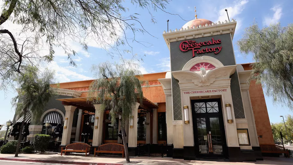 Cheesecake Factory ni Arizona pẹlu awọn igi