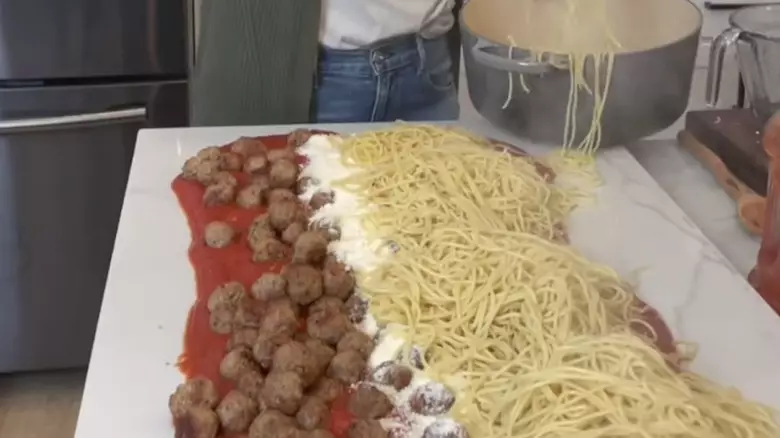 En stillbilde fra spaghetti-benkeplaten