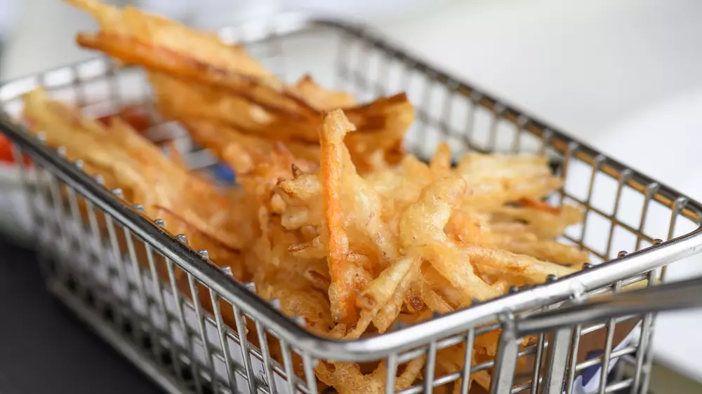 Tempura frito em uma cesta de fritar