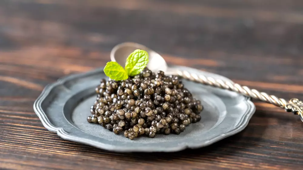 caviar de esturjão em uma placa de prata