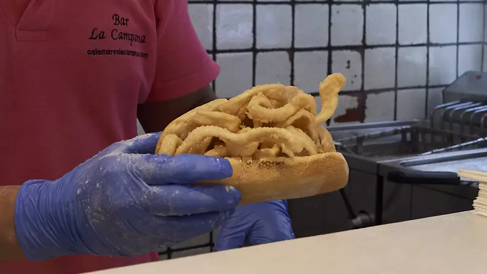 Man mei gebakken calamari op in rol