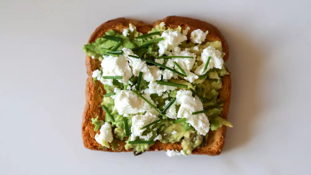 iresiphi ye-avocado toast kunye ne-toppings