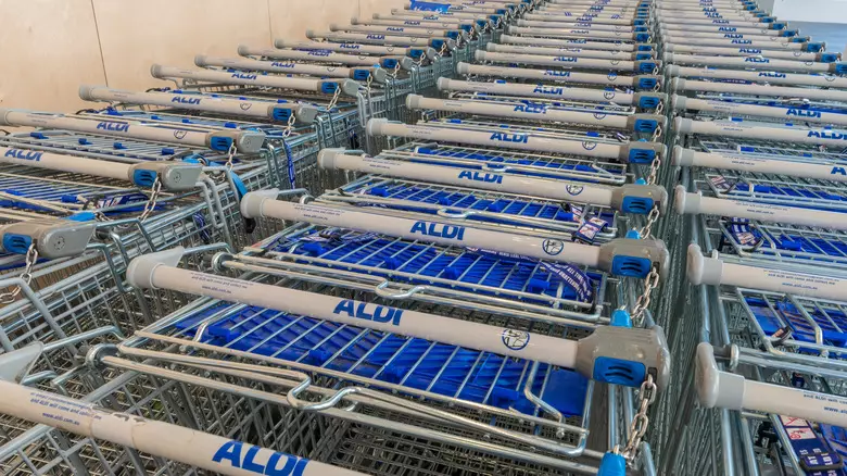 Imigqa yezinqola zokuthenga ze-Aldi ezistakiwe