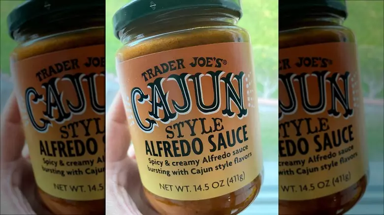 tenant de la sauce alfredo de style Cajun de Trader Joe