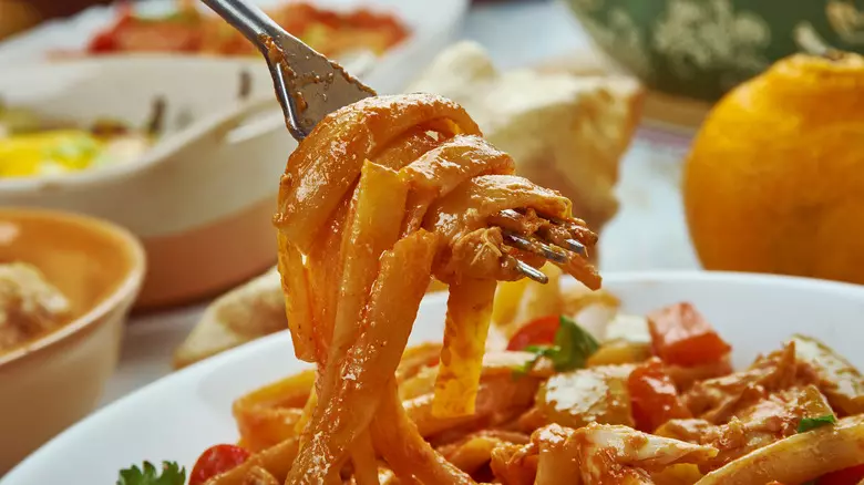 pran yon mòde nan Cajun-style fettuccini Alfredo