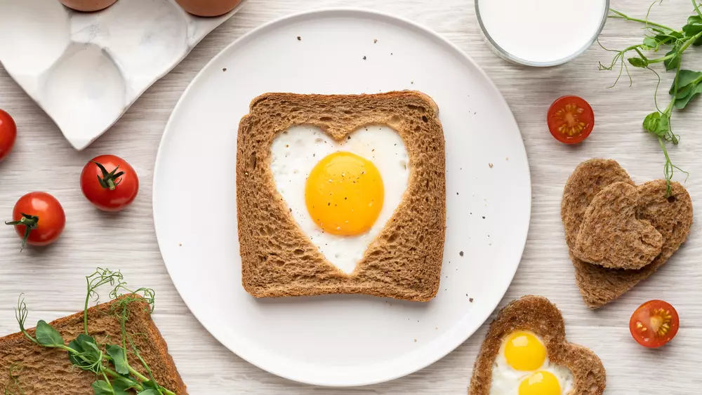 Uova a forma di cuore per colazione