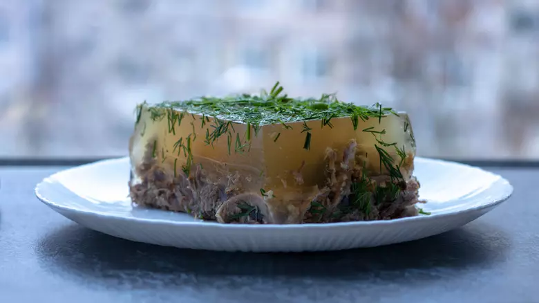 Aspic coberto com verdes