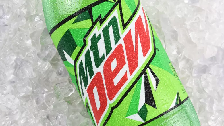 Mountain Dew-fles op ijs