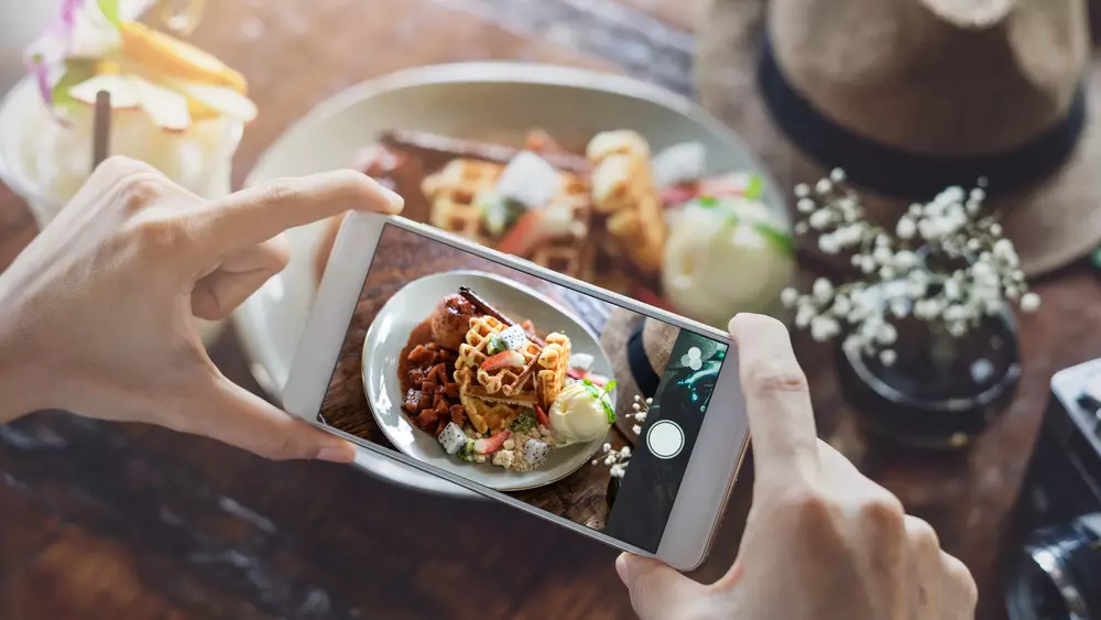 Fotograféieren Iessen mat Telefon