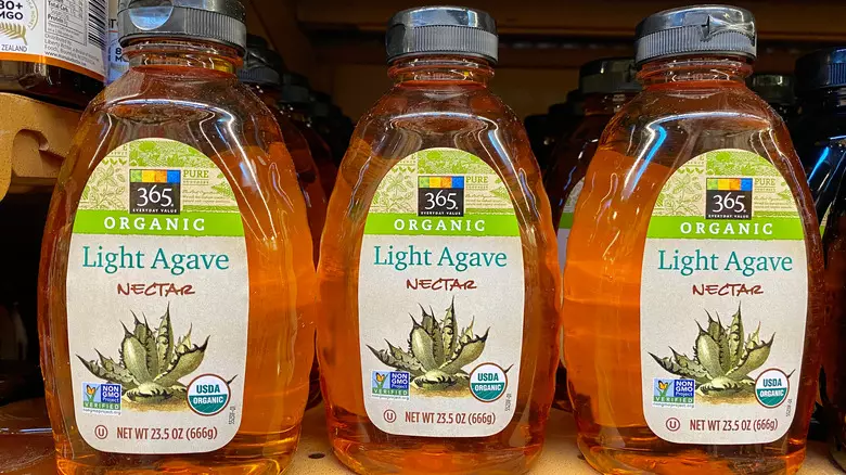 Ba chai mật hoa agave trên kệ