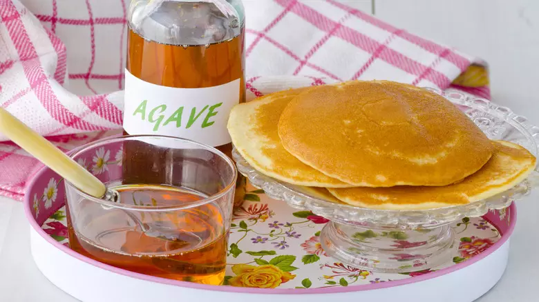 Ein Tablett mit Pfannkuchen und Agavendicksaft