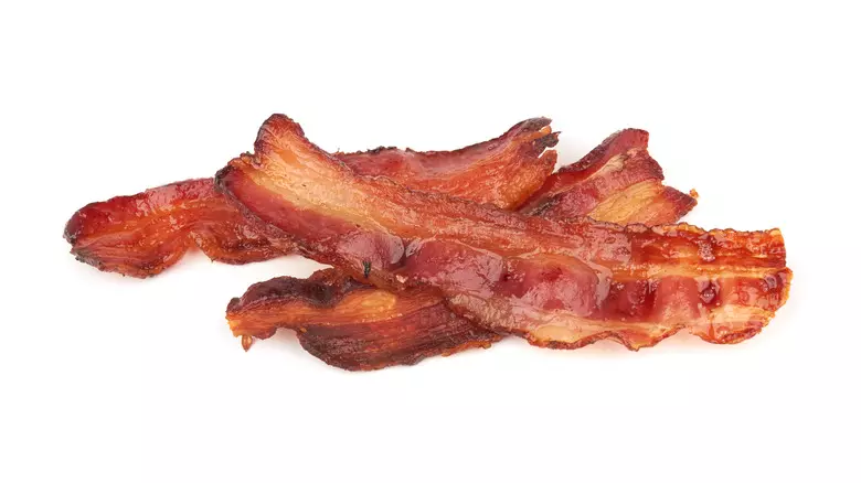 Nagluto nga mga hiwa sa bacon