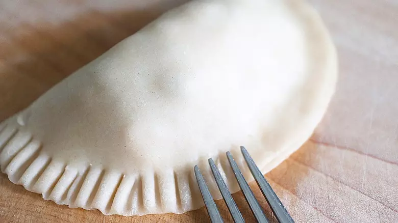 بند empanada جي crimping ڪنارن