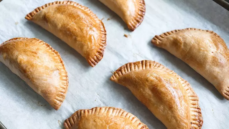 सोनेरी भाजलेले empanadas