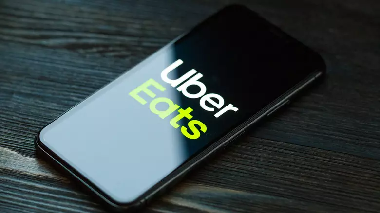 Логотип Uber Eats на экране мобильного телефона