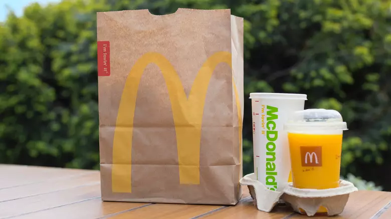 Bag ng McDonald na may orange juice