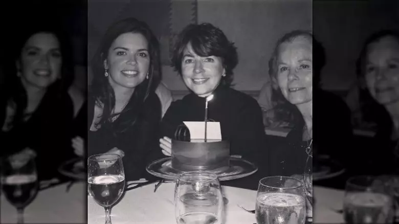 केटी ली अपनी मां और दादी के साथ