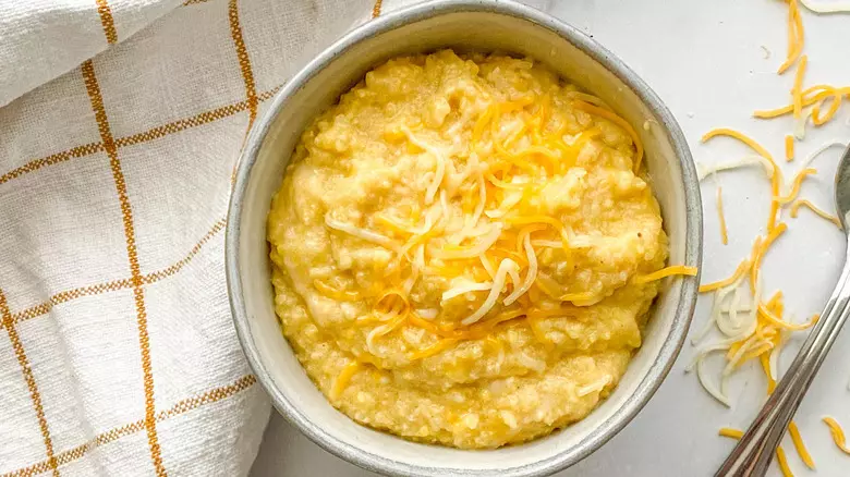 bubur keju dalam mangkuk