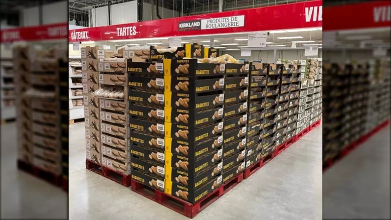 Baguettes នៅលើ pallets នៅ French Costco