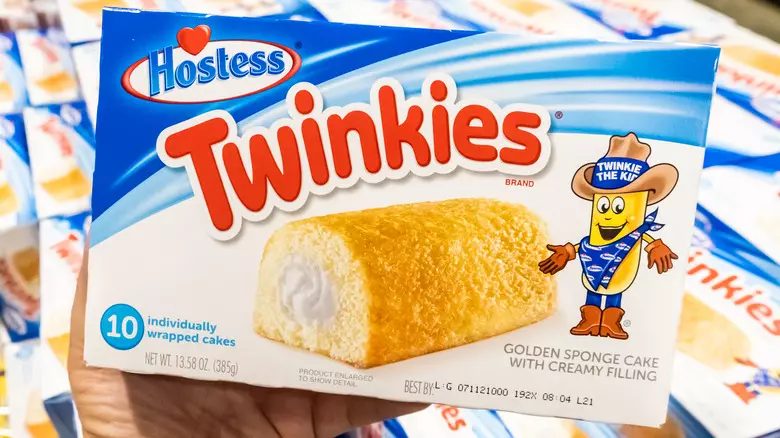 Տանտիրուհի Twinkies-ի տուփ