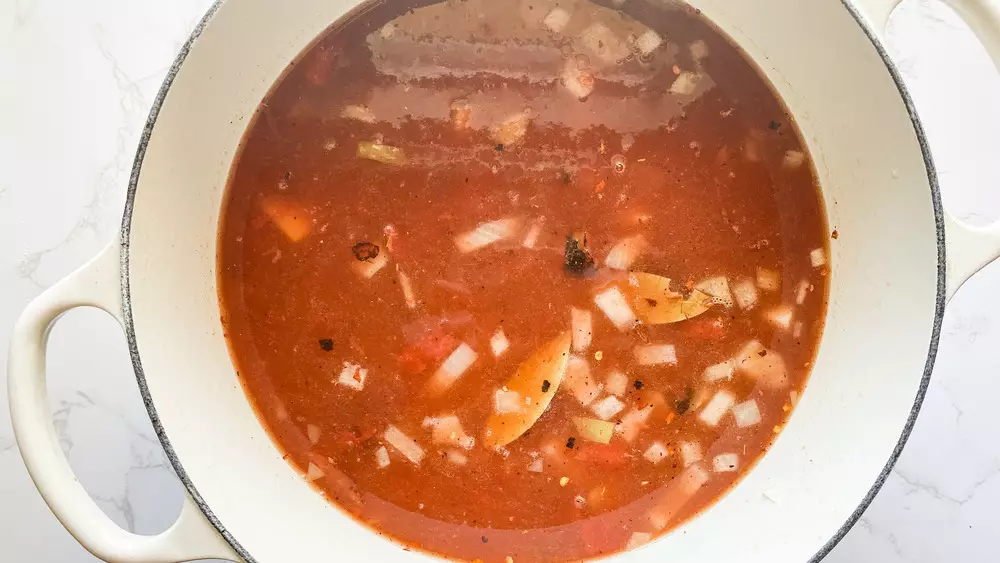 Topf mit würziger Gemüsesuppe