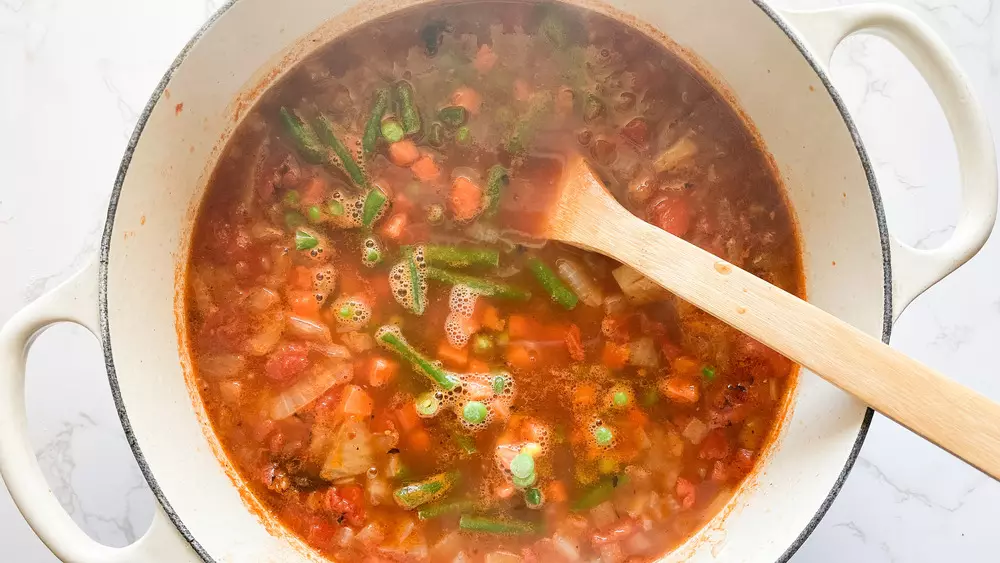 Gemüse in Suppe kochen