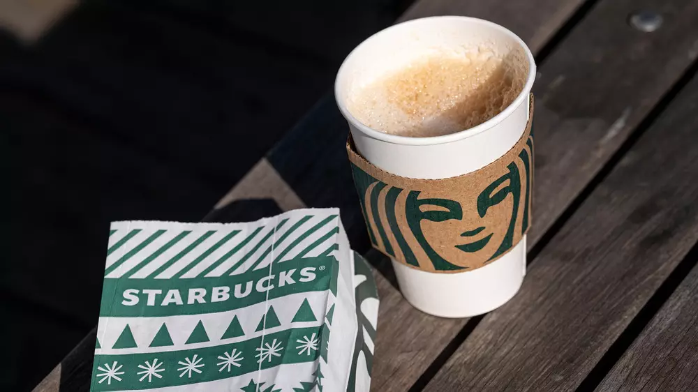 Pungă de patiserie Starbucks și băutură