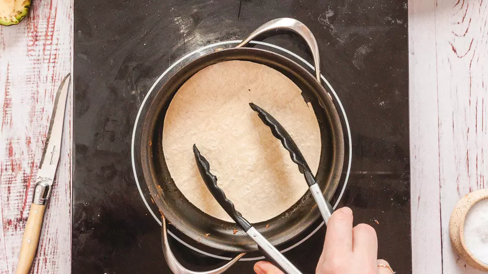 griller des tortillas sur la poêle