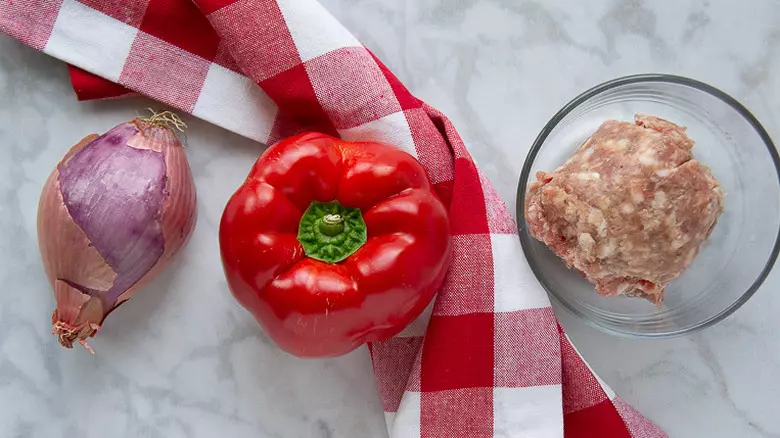 pimiento, cebolla y chorizo crudo