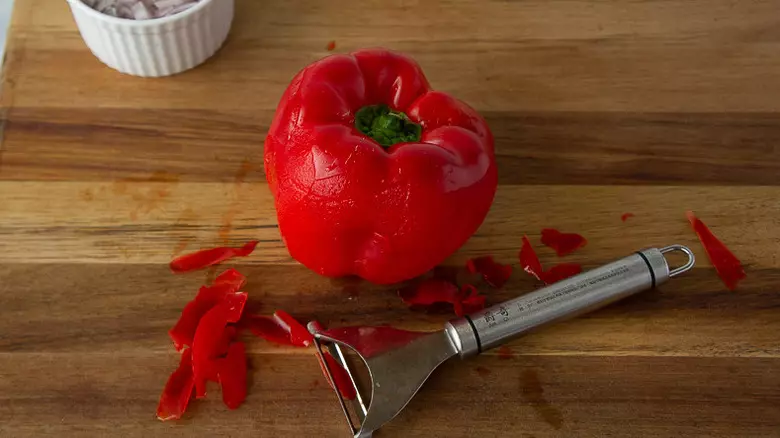 pimiento rojo siendo pelado