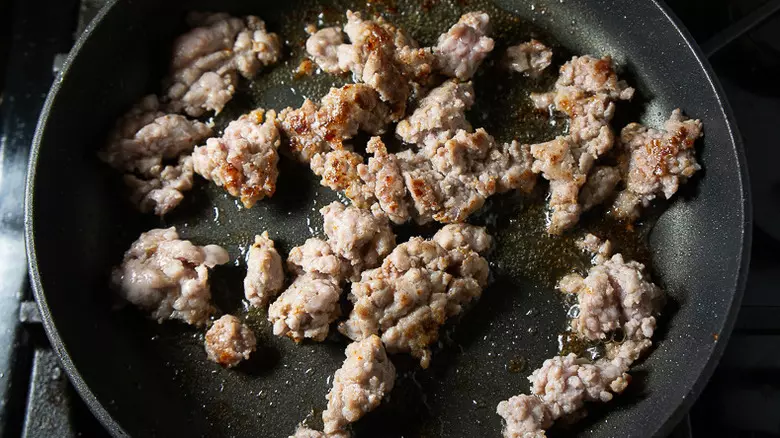 salchicha dorada en una sartén