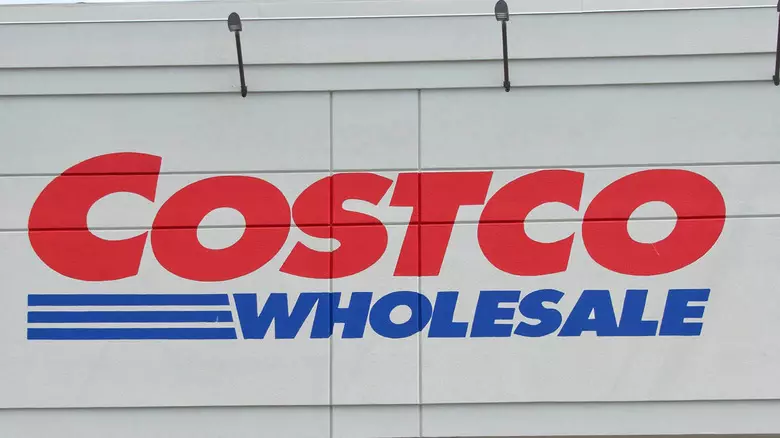 Costco Wholesale-bord op die buitekant van die winkelfront