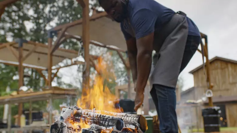 Soutěžící American Barbecue Showdown zapalování ohně