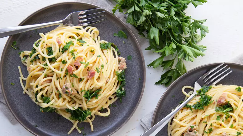 Rachael Ray's testenine Carbonara na krožnikih