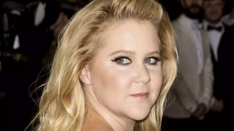 Amy Schumer sırıtarak