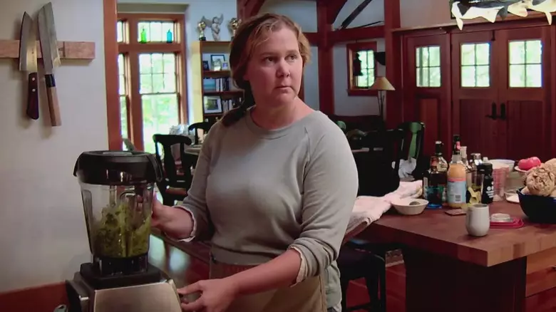 Amy Schumer waxay isticmaashaa blender