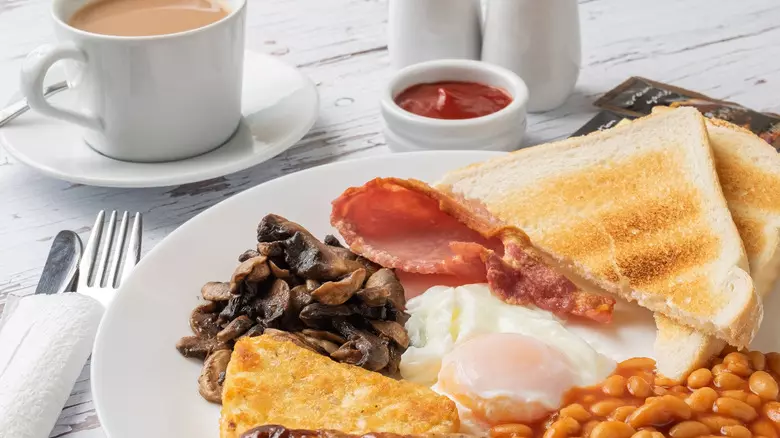 Britanski obrok od čaja, jaja, slanine i tosta