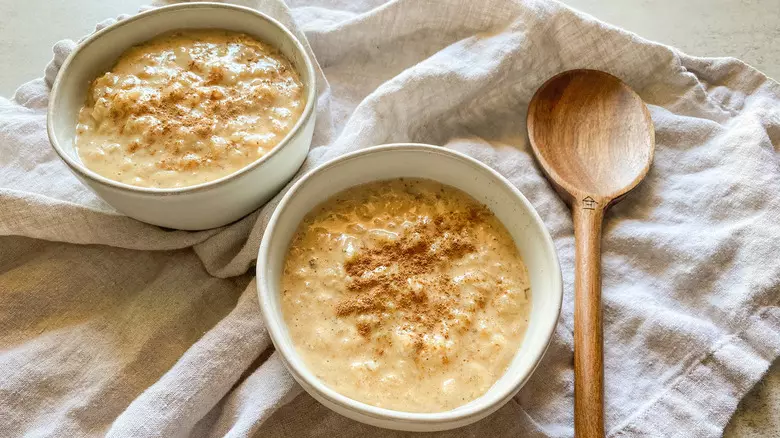 Arroz con leche в мисках