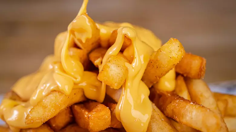 Queso derretido sobre papas fritas